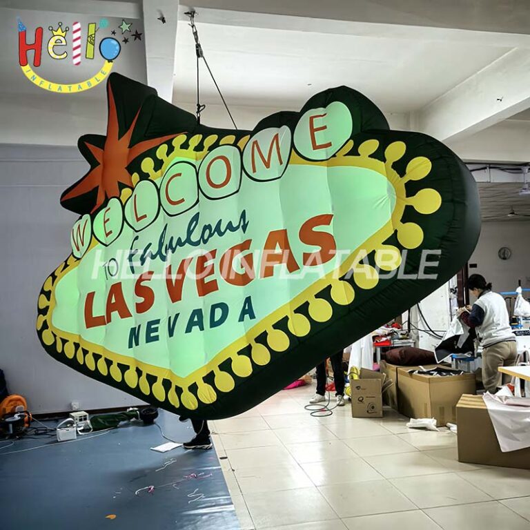 Panneaux lumineux gonflables suspendus en forme de dessins animés et ...